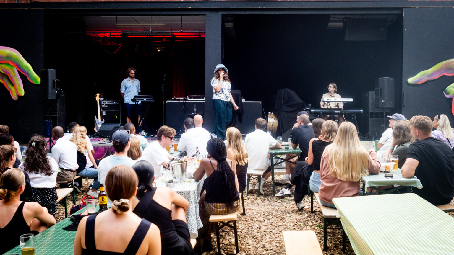 p3.no » Nedja (24) endte opp med å spille spontan konsert i Japan